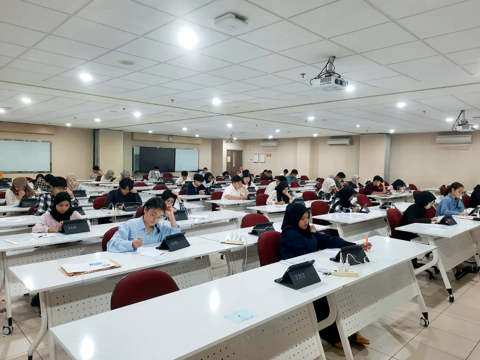 6205 Peserta Berebut Kursi di UM UGM CBT Lokasi Jakarta – Direktorat ...